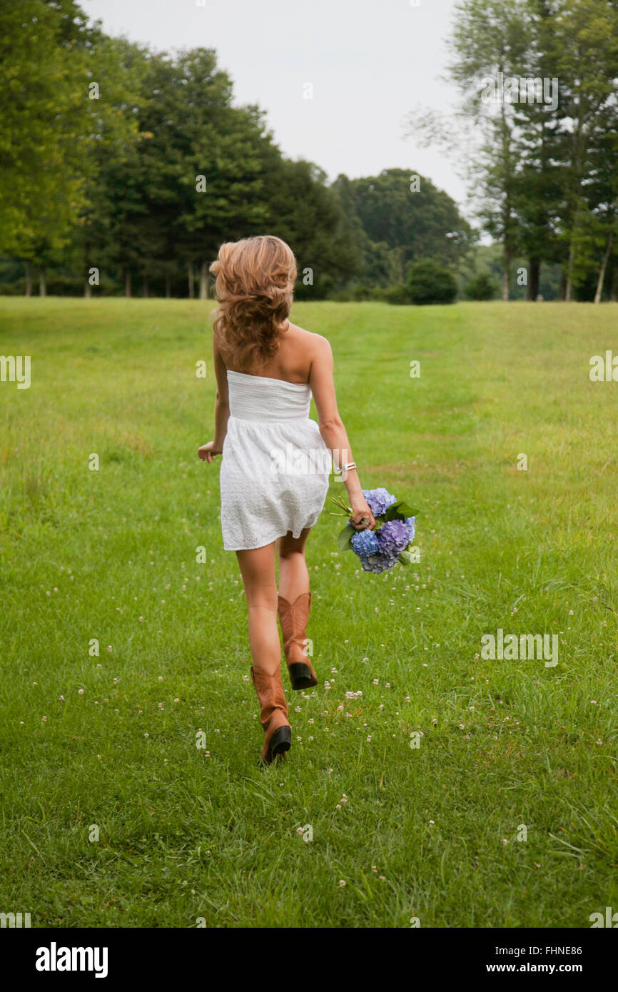 Girl skipping in field flowers hi-res stock photography and images - Alamy