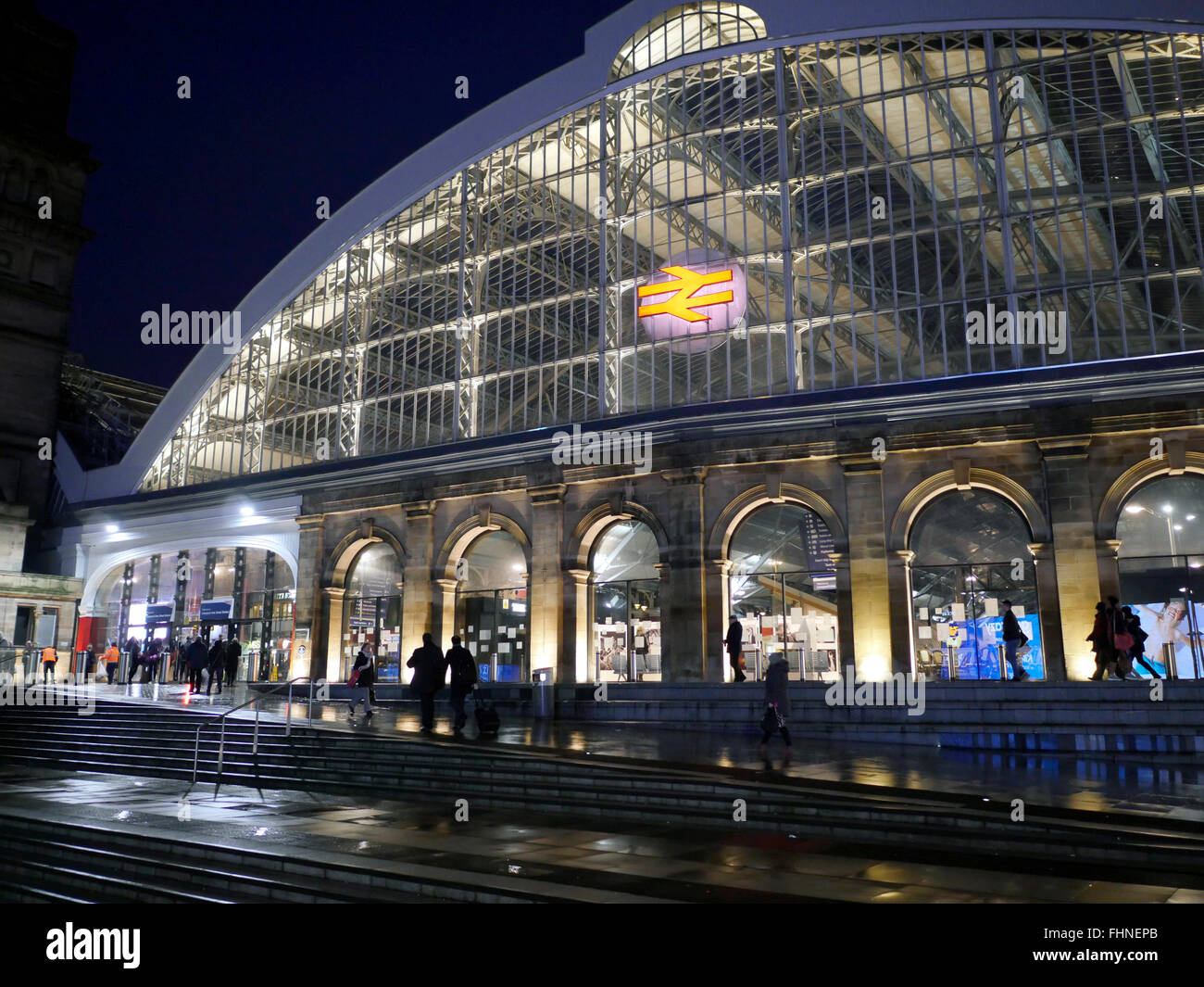 Facade of lime street station hi-res stock photography and images - Alamy
