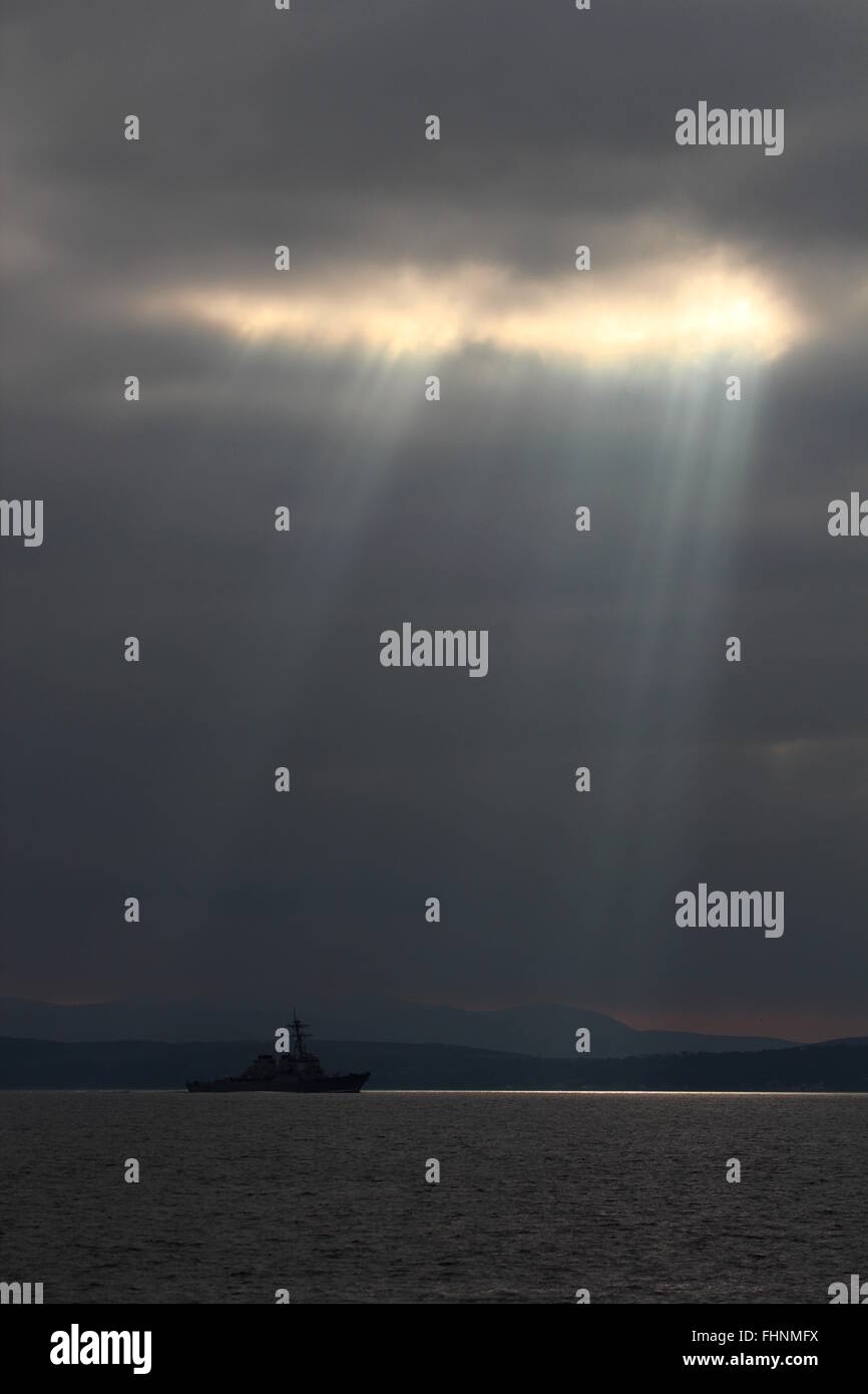 USS Ross (DDG-71), an Arleigh Burke-class destroyer of the US Navy ...