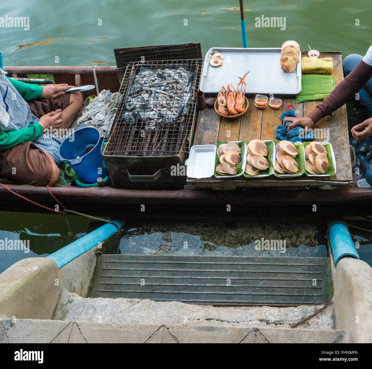 Trader's boats in a floating market in Thailand Stock Photo - Alamy