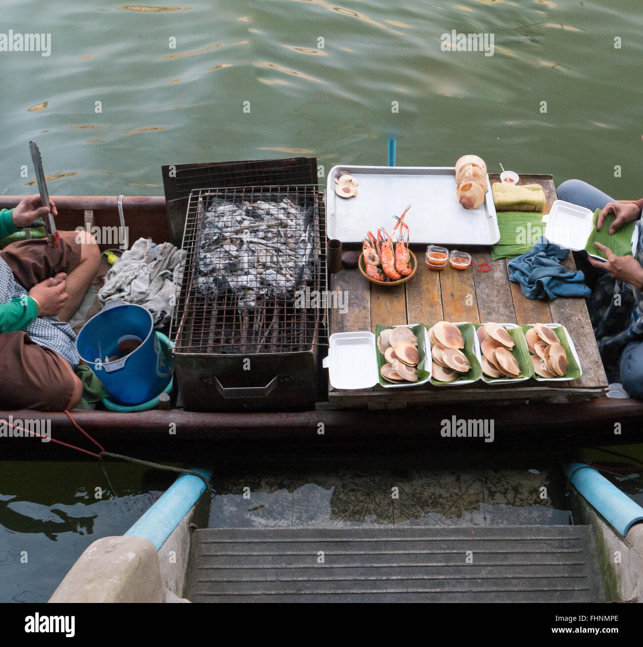 Trader's boats in a floating market in Thailand Stock Photo - Alamy