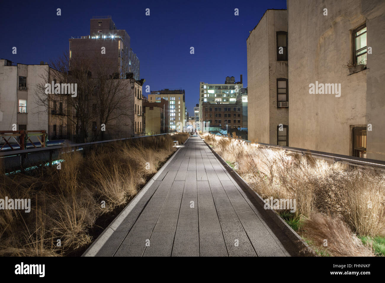 Walking the high line nyc hi-res stock photography and images - Alamy