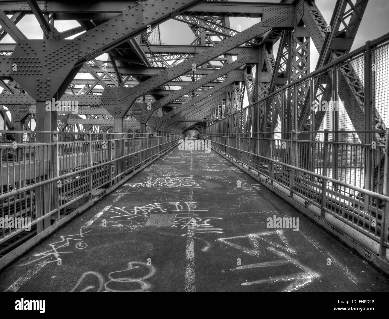The pedestrian path of williamsburg bridge Stock Photo - Alamy