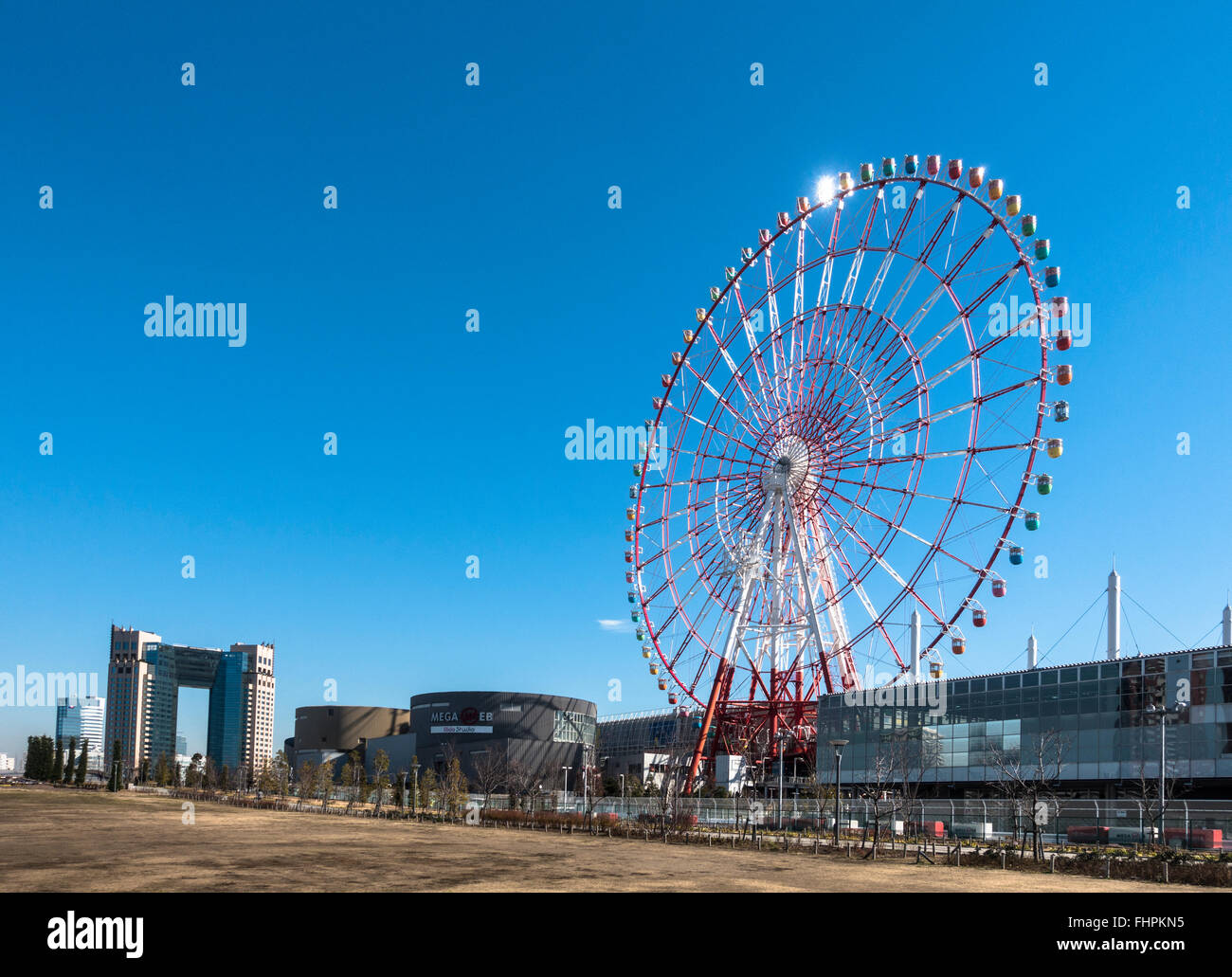 TOKYO, JAPAN - January 27, 2016: Ferris wheel in palette town, Odaiba ...