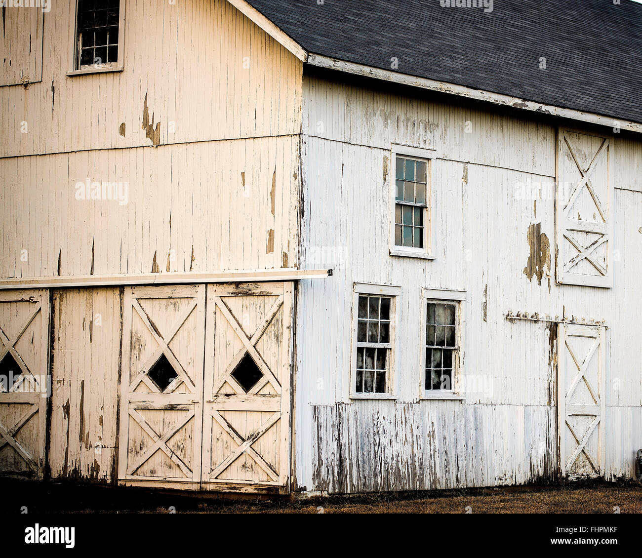 Weathered barn doors hi-res stock photography and images - Alamy
