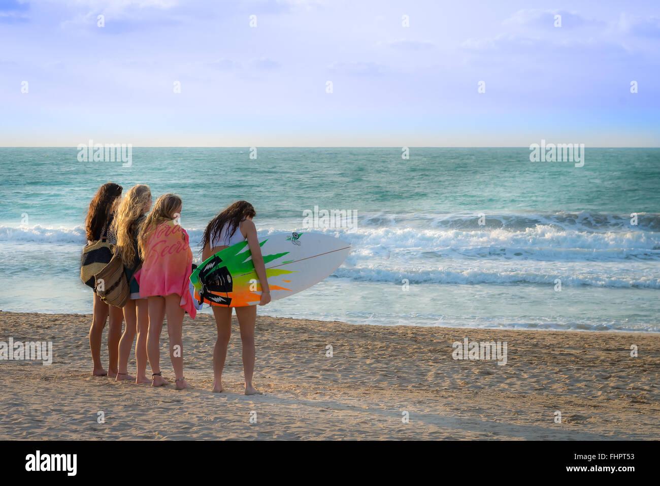 Girls dubai hi-res stock photography and images - Alamy