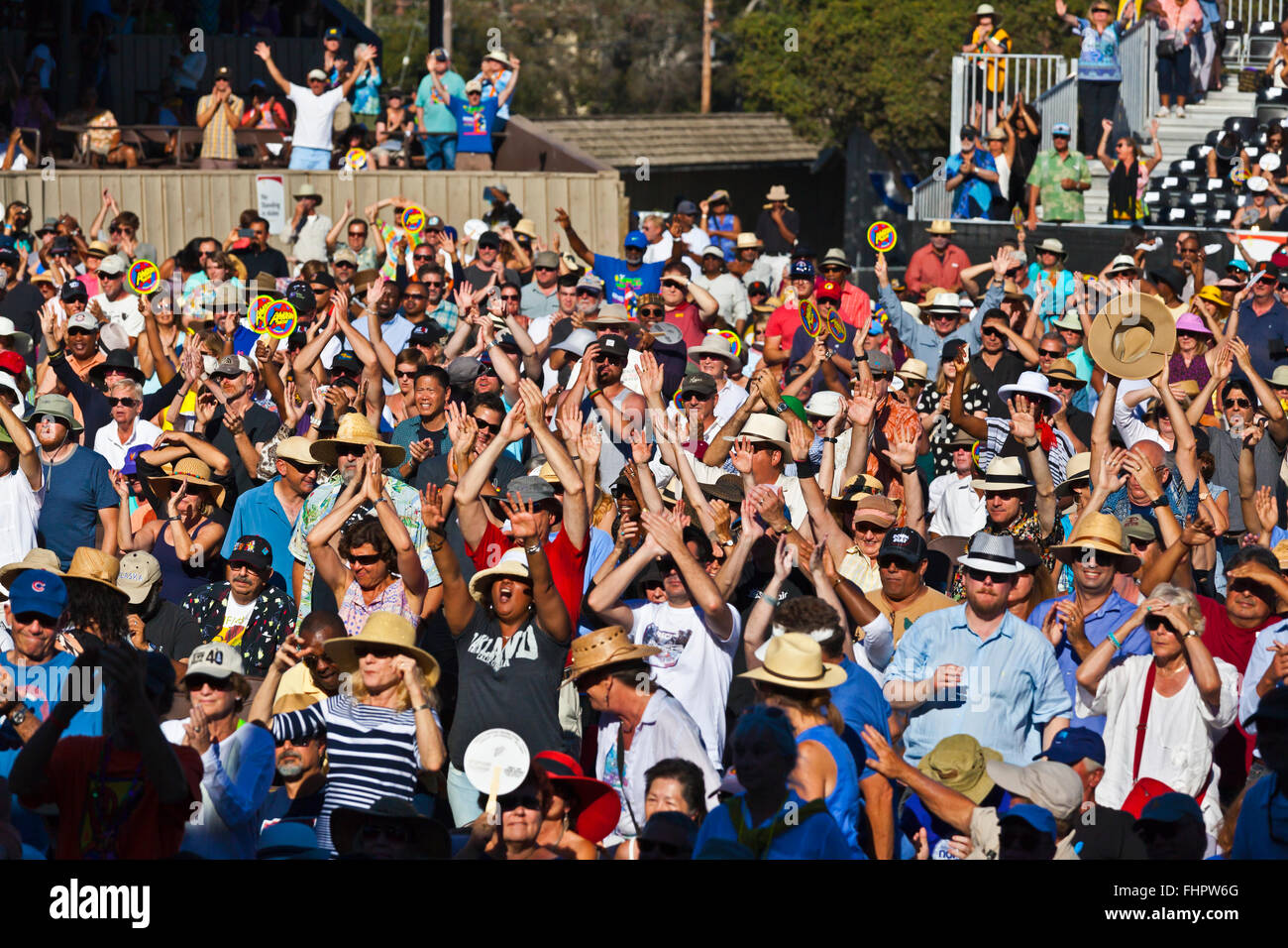 Crowd clap hi-res stock photography and images - Alamy