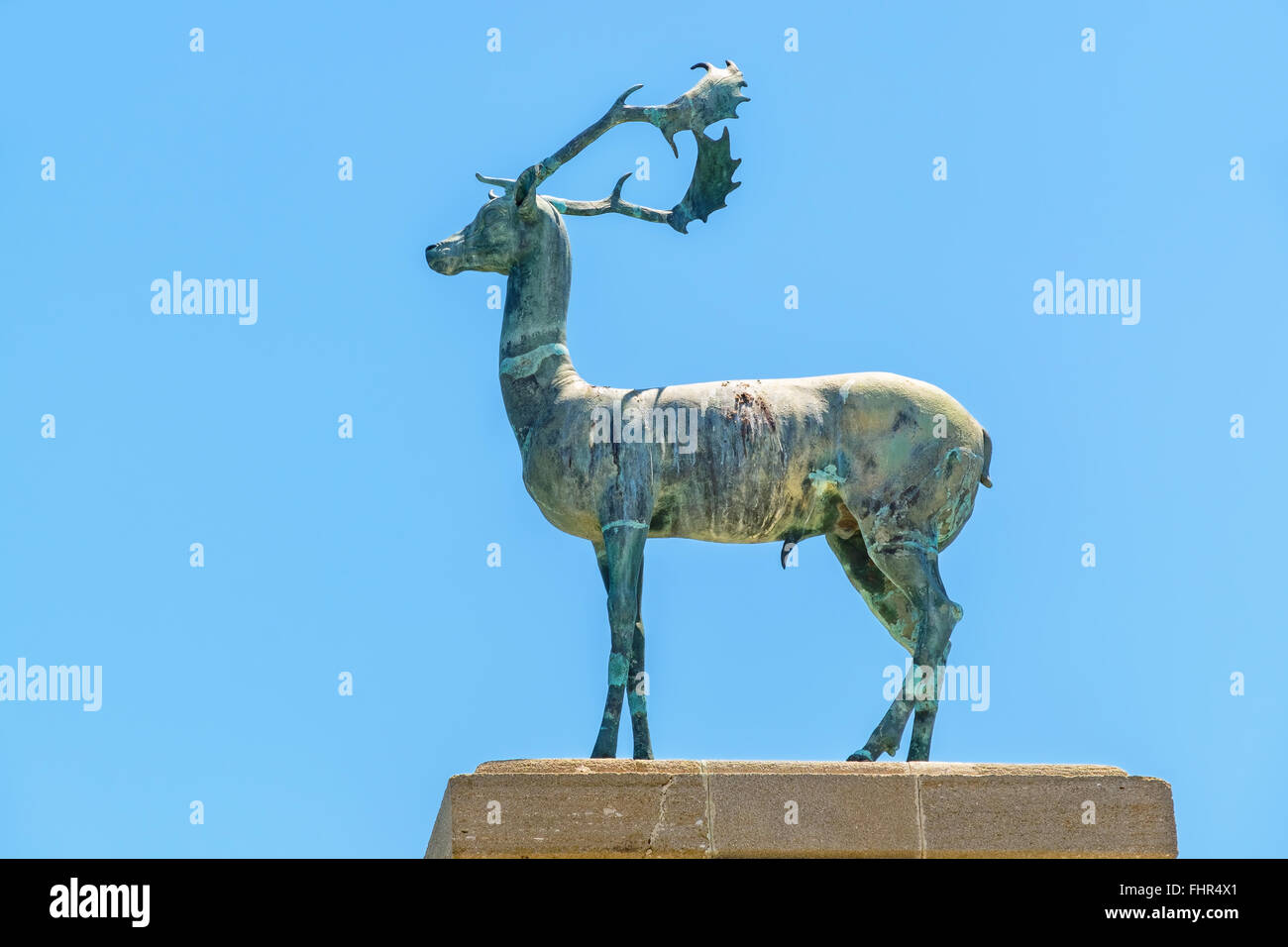 Deer statue hi-res stock photography and images - Alamy
