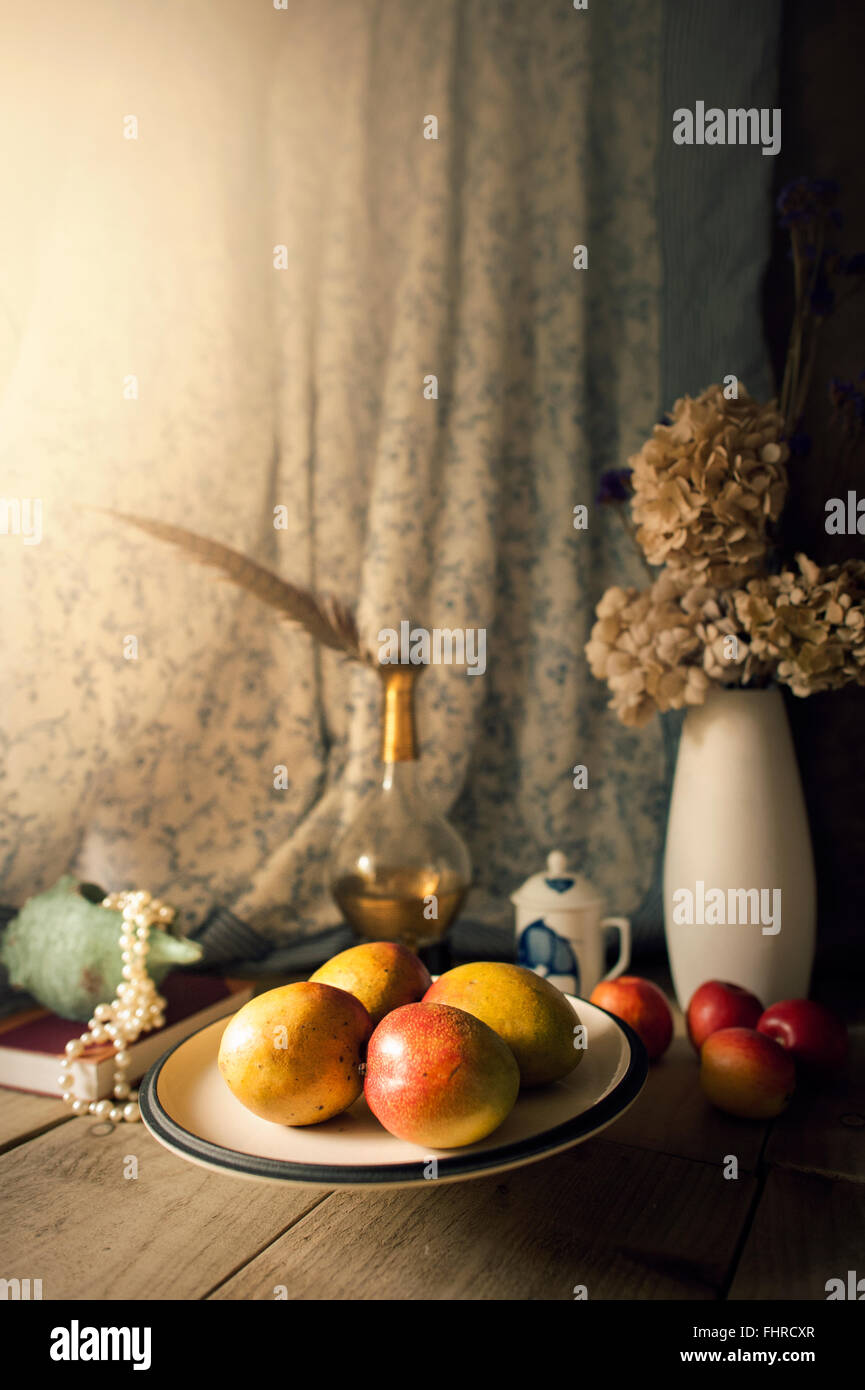 Vase with apples hi-res stock photography and images - Alamy