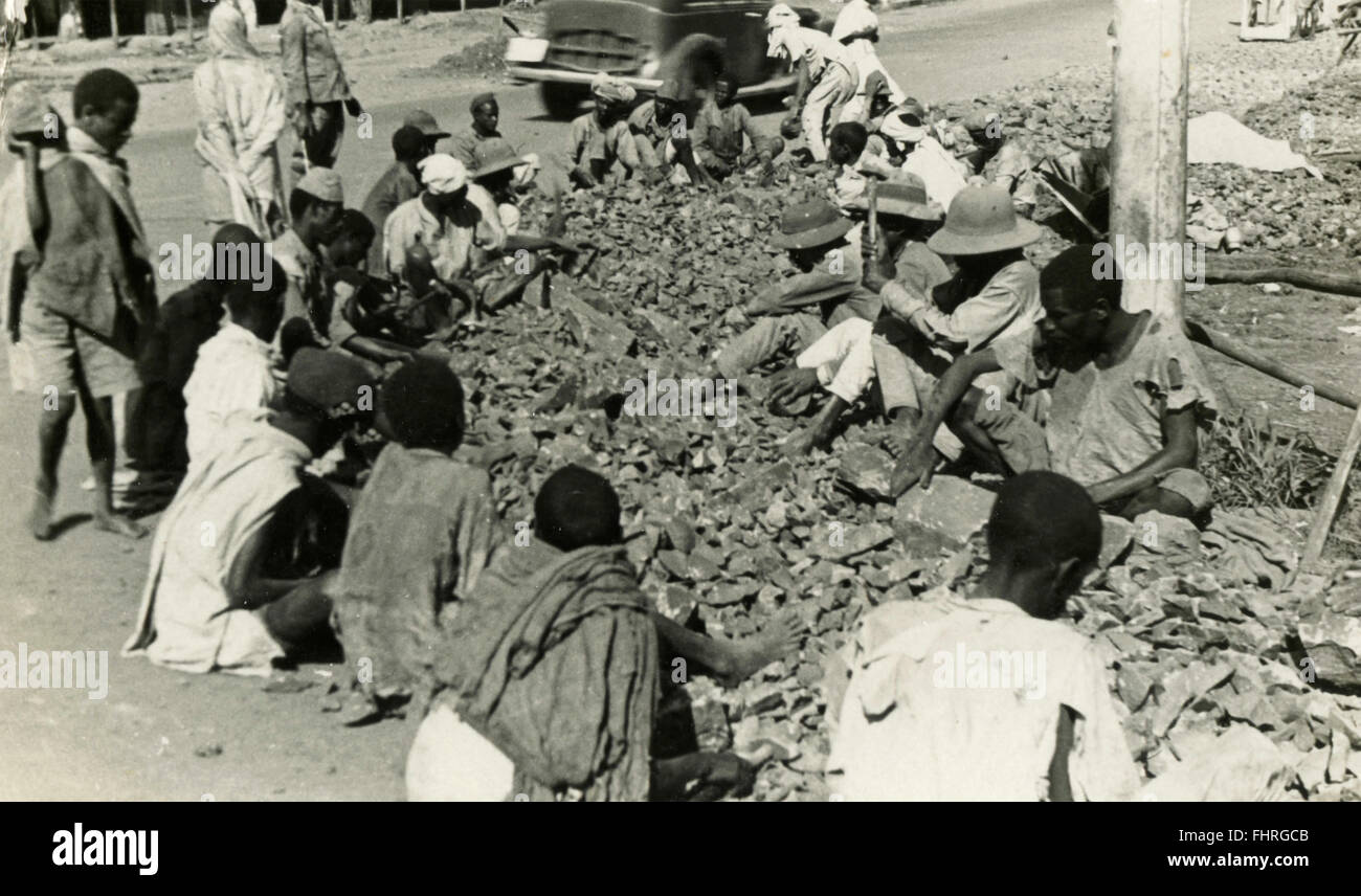 Breaking stones in Africa Stock Photo - Alamy