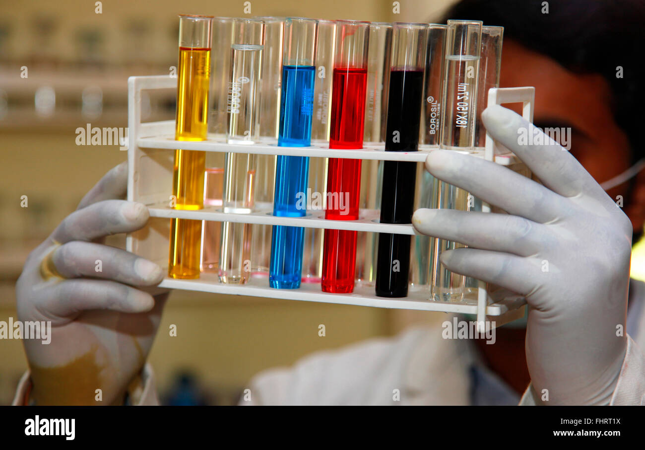 Student working in a Biology Lab Stock Photo - Alamy