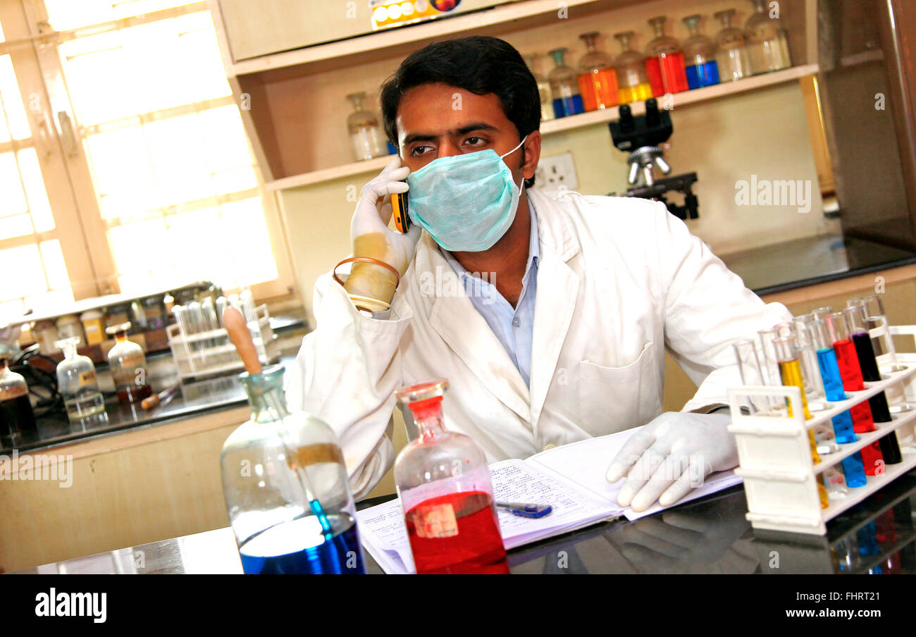 Student working in a Biology Lab Stock Photo - Alamy