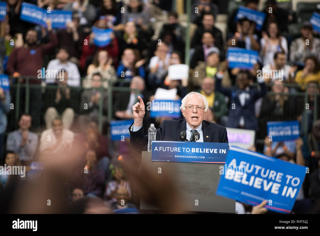 Chicago, USA. 25th Feb, 2016. Democratic presidential candidate Sen ...