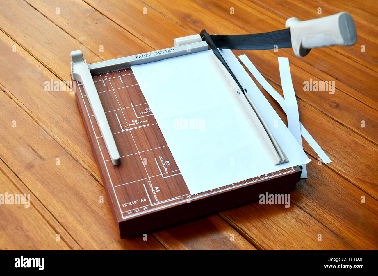 Paper Cutter cutting paper A4 Stock Photo - Alamy