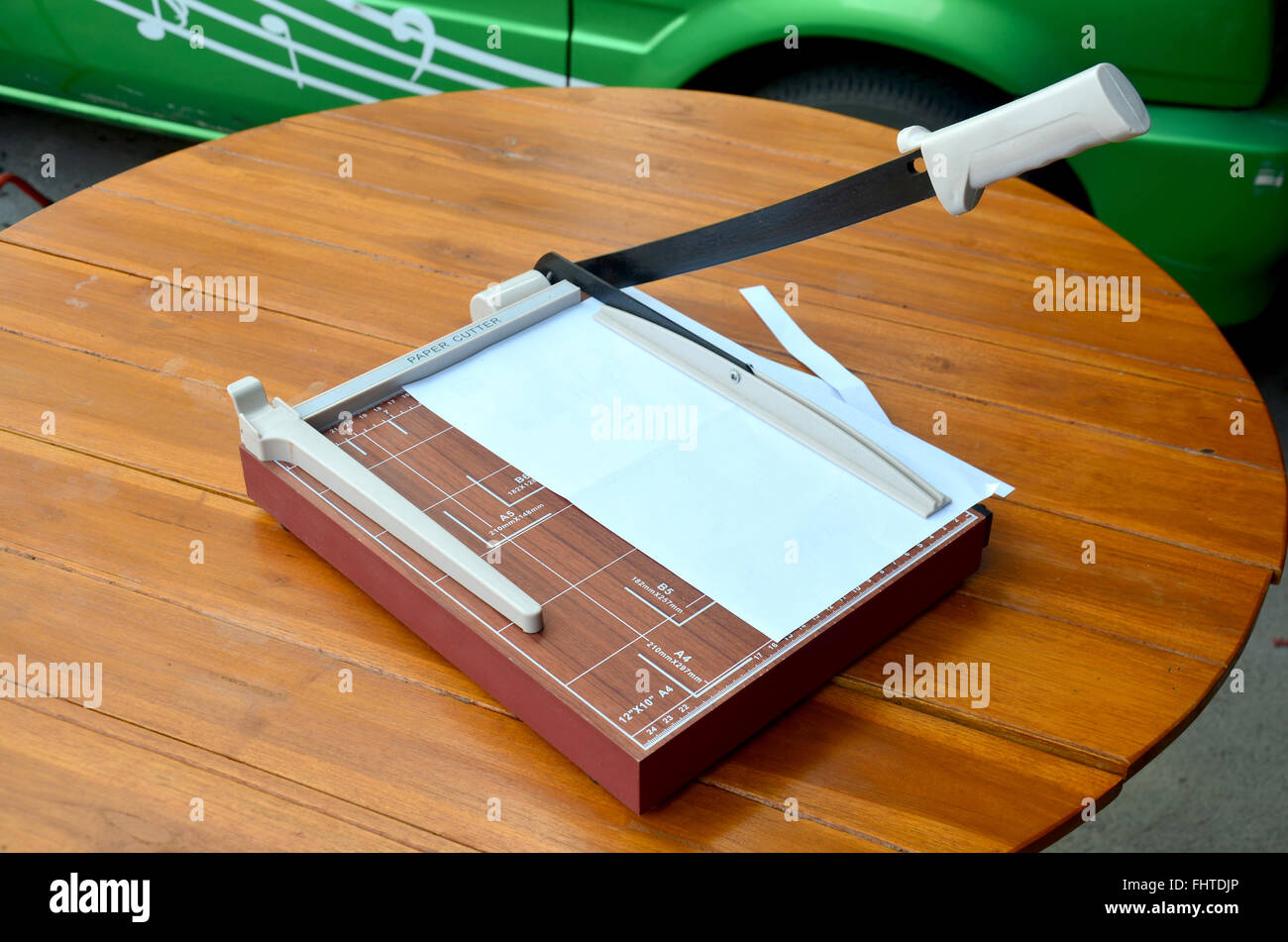 Paper Cutter cutting paper A4 Stock Photo - Alamy