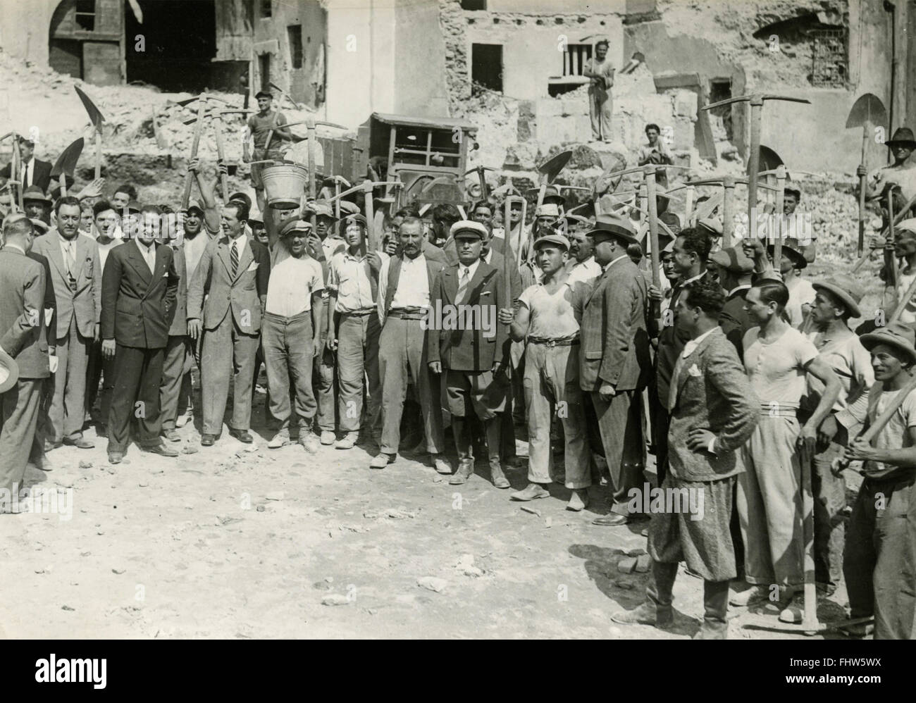 Benito Mussolini visit Ongoing work on the Capitoline Hill, Rome, Italy ...