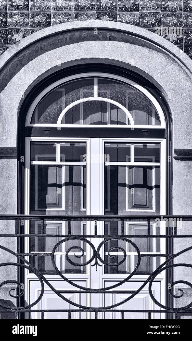 Vintage net curtain window hi-res stock photography and images - Alamy