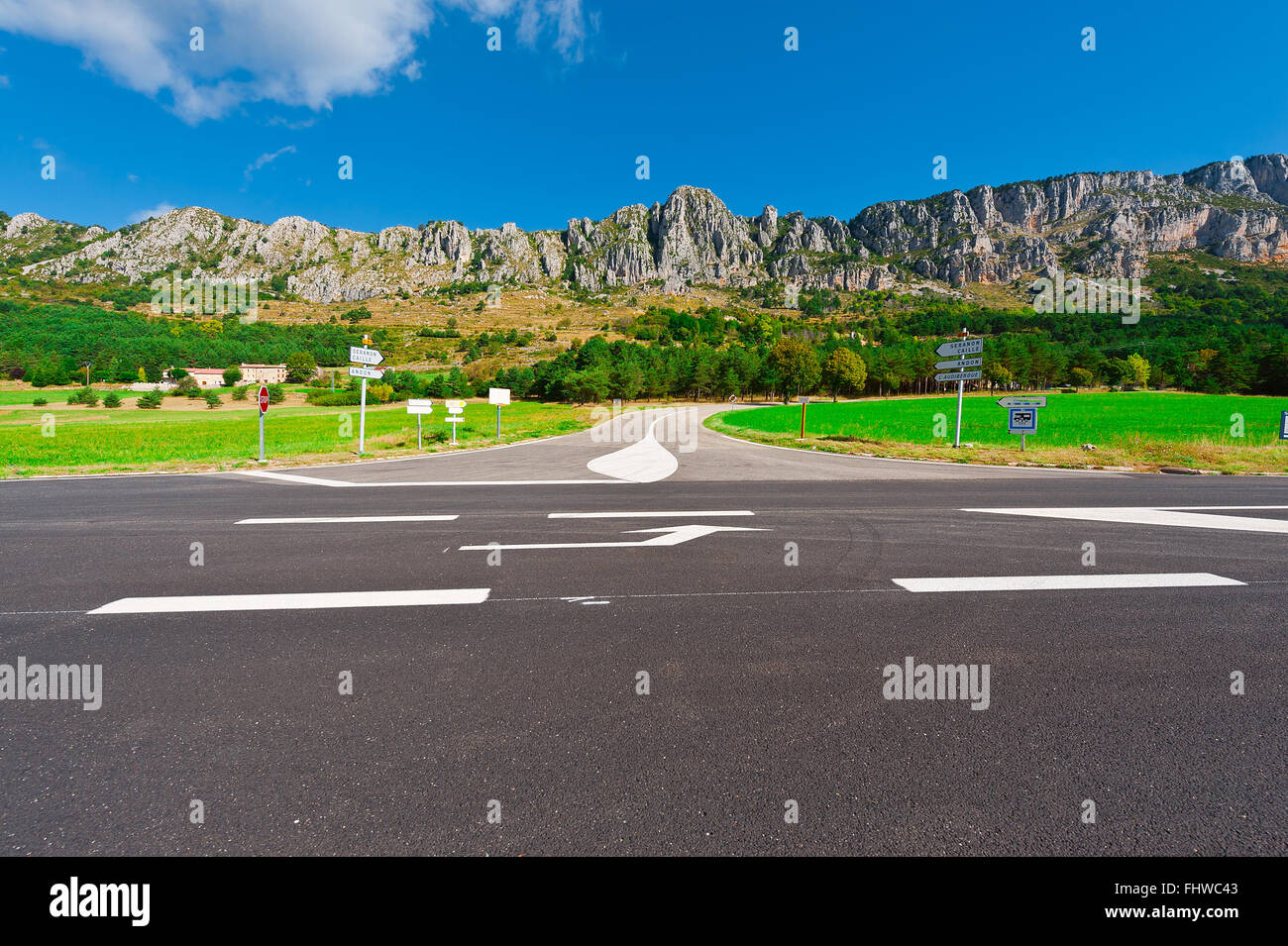 Tree crossroads hi-res stock photography and images - Alamy