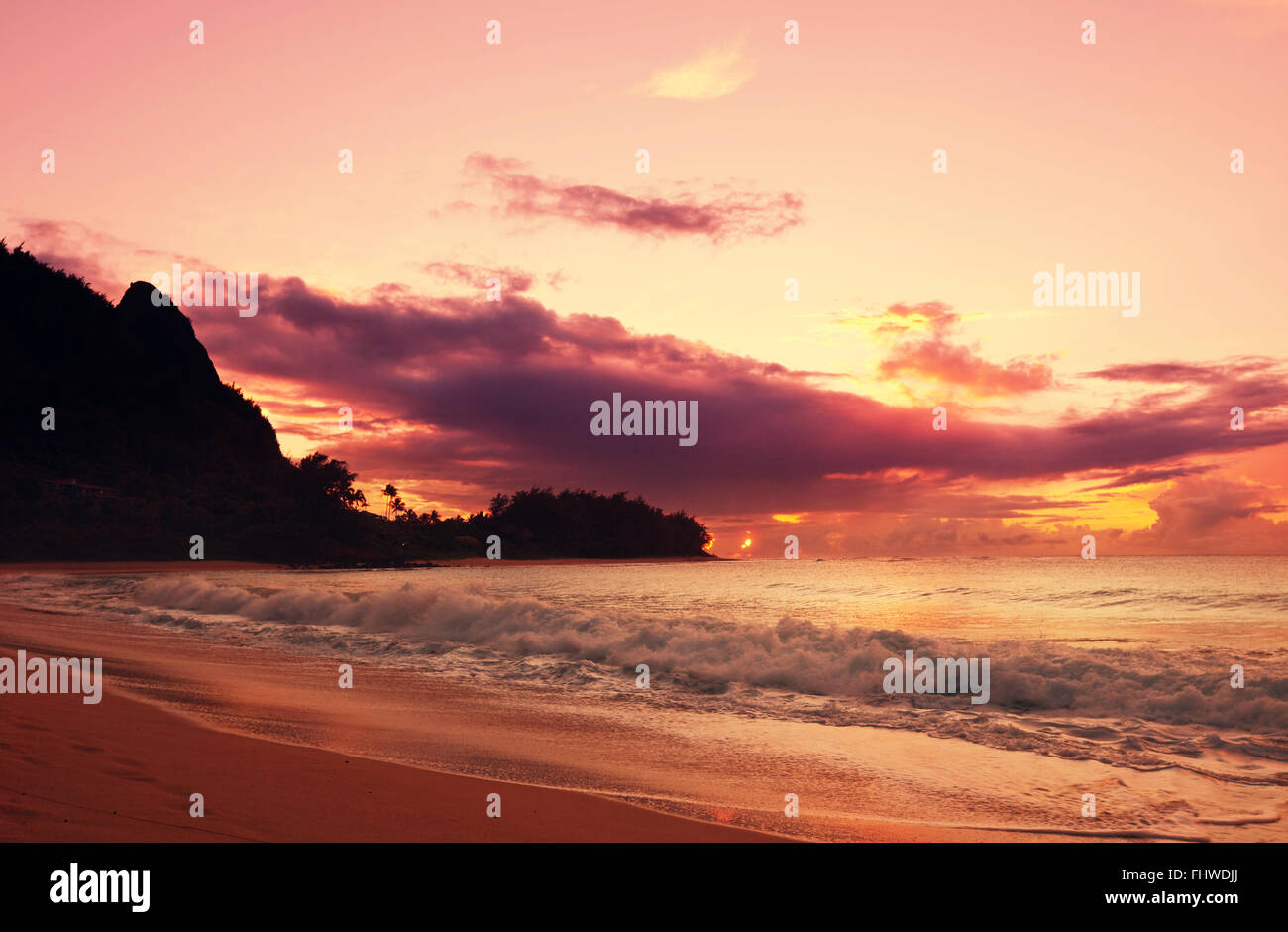 Hawaiian sunset hi-res stock photography and images - Alamy