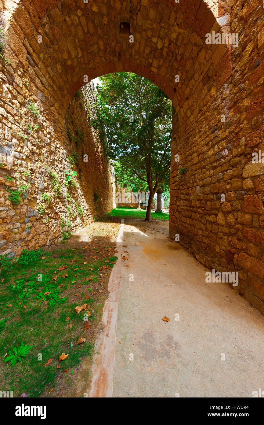 Narrow road archway hi-res stock photography and images - Alamy