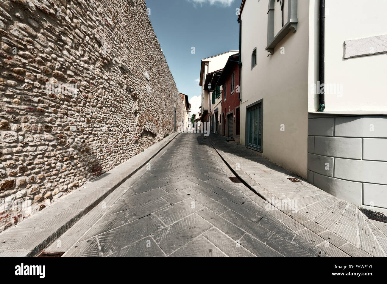 Narrow cobblestone alley black hi-res stock photography and images - Alamy