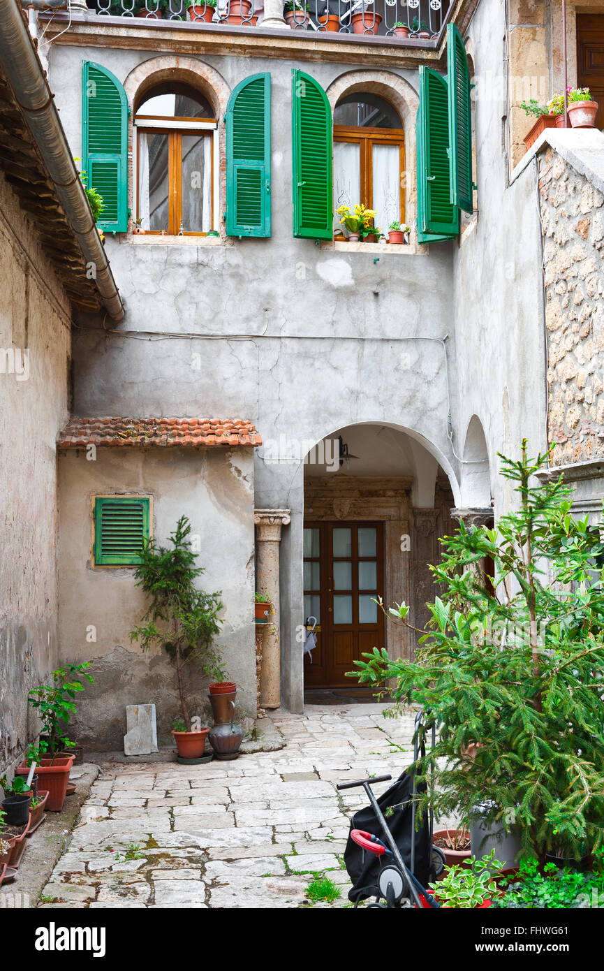 Courtyard pavement hi-res stock photography and images - Alamy