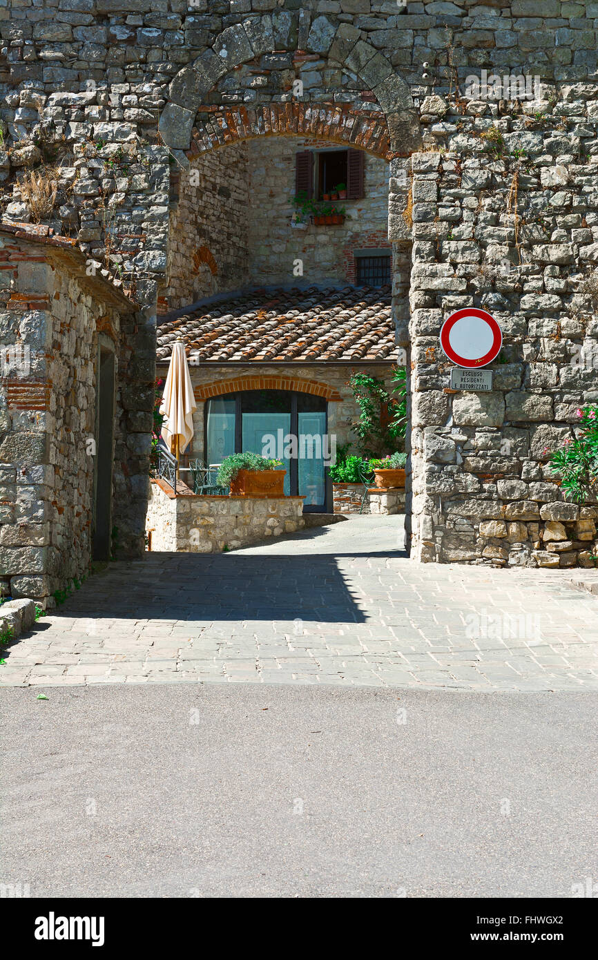 Old broken buildings hi-res stock photography and images - Alamy