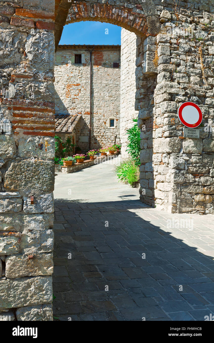 Old broken buildings hi-res stock photography and images - Alamy