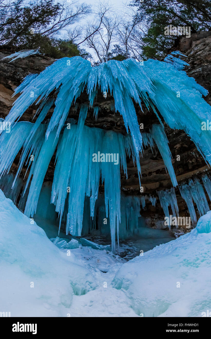 Ice overhang hi-res stock photography and images - Alamy