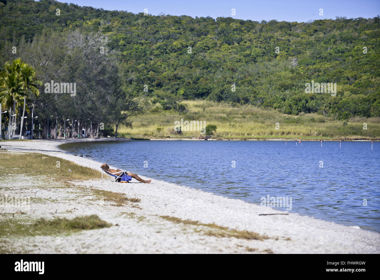 Banho de sol na Praia de Iguaba Grande na Laguna de Araruama Stock ...