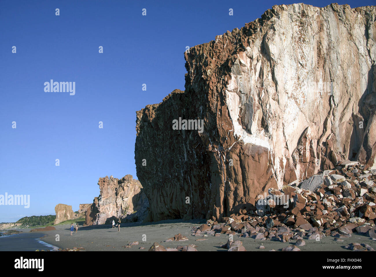Cliff in Round Beach Stock Photo - Alamy