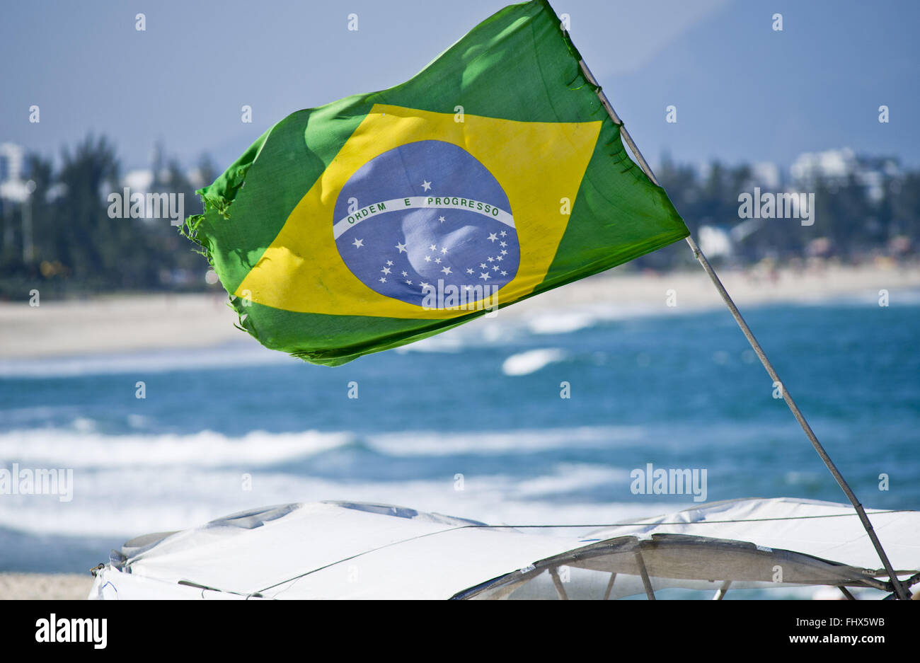 Brazilian flag on the beach in Depth Recreio - west of the city Stock ...
