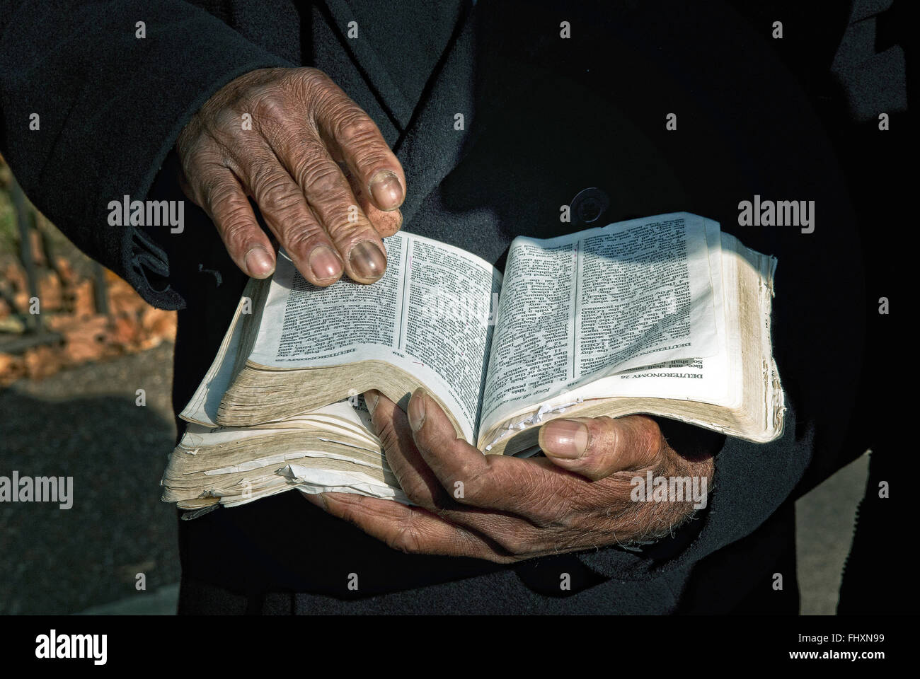 Men hand holding book hi-res stock photography and images - Alamy
