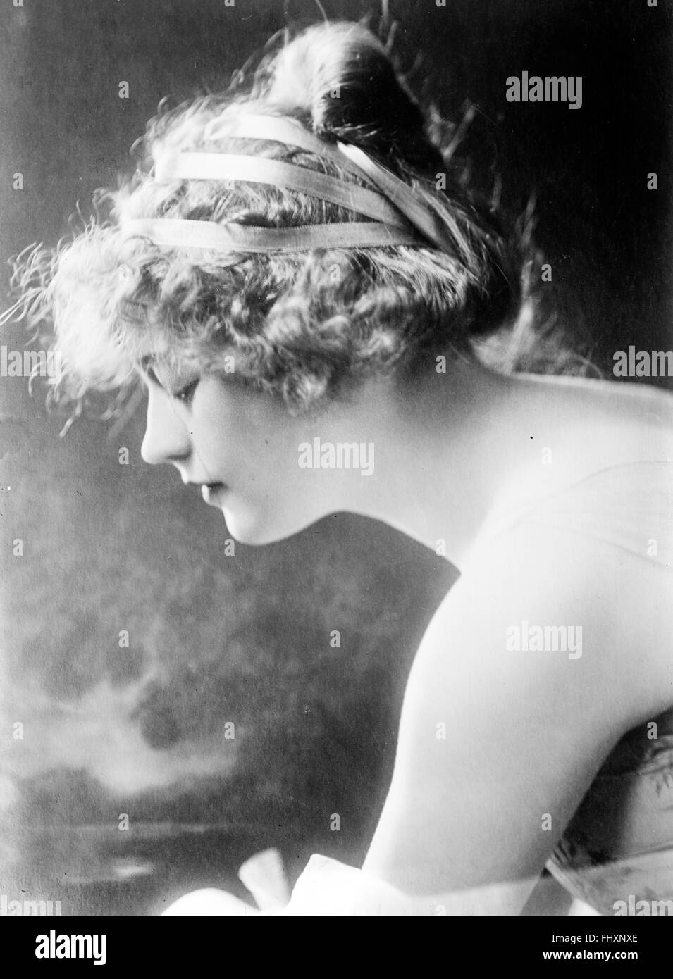 Ziegfeld girl hi-res stock photography and images - Alamy