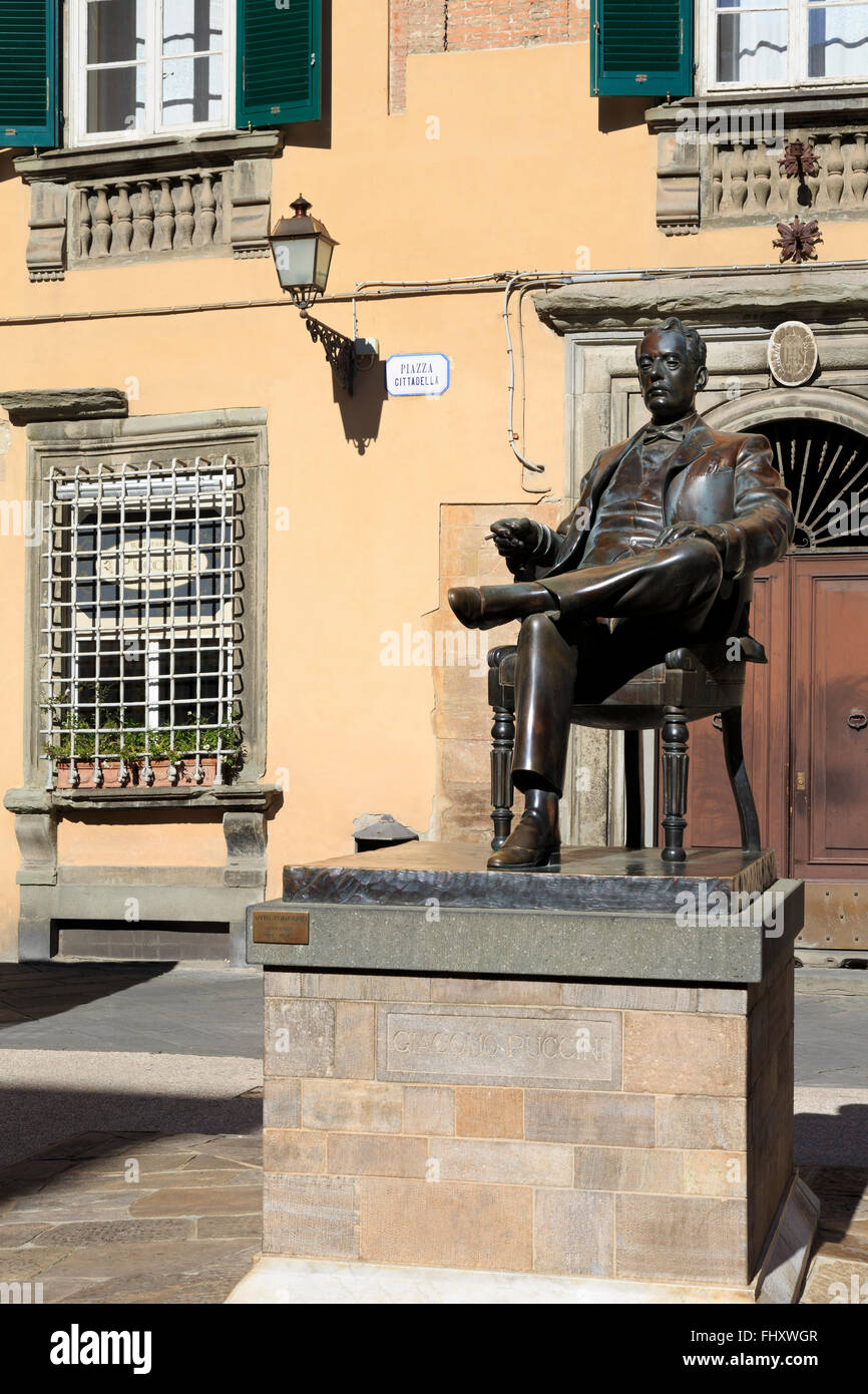 Puccini statue hi-res stock photography and images - Alamy