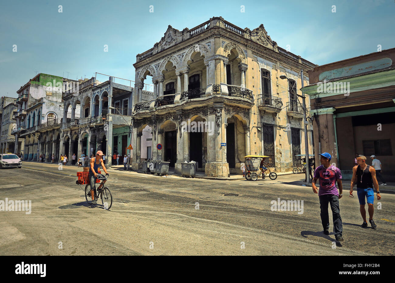 Colonial style house exterior hi-res stock photography and images - Alamy