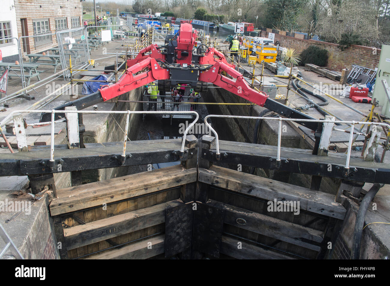 Canal & River Trust Carry out Gate Replacement Works at Lock 50 ...