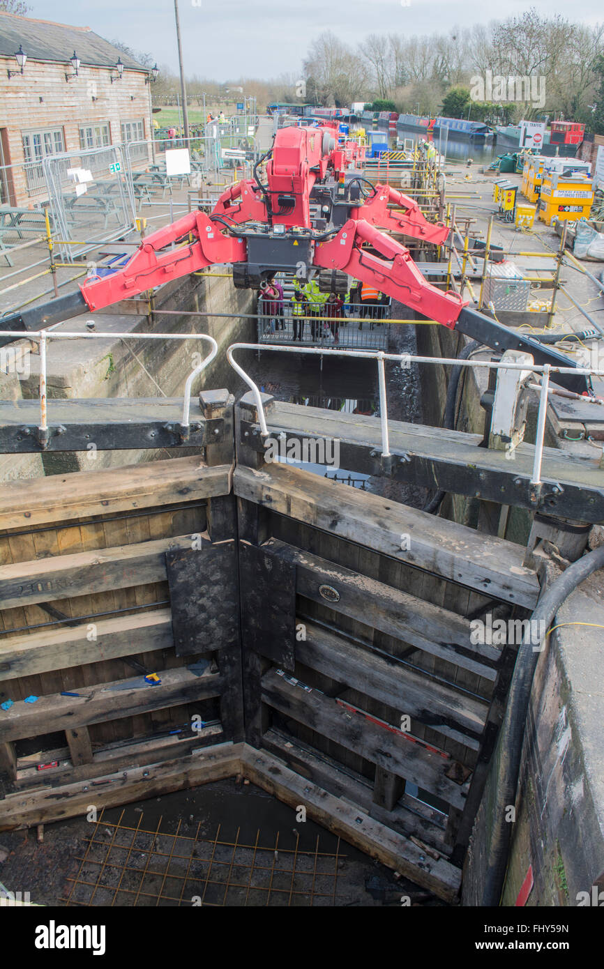 Canal & River Trust Carry out Gate Replacement Works at Lock 50 ...