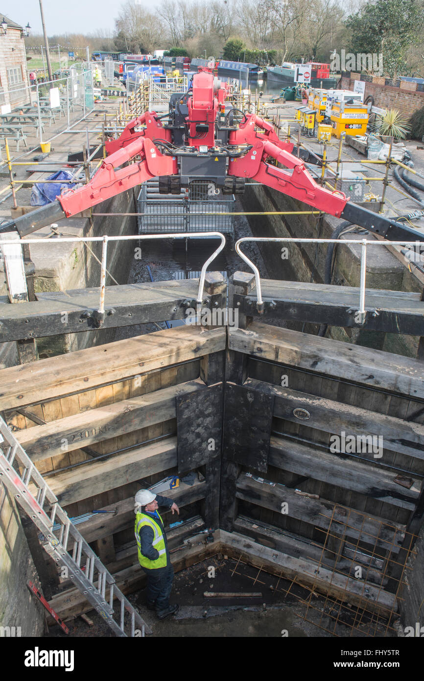 Canal & River Trust Carry out Gate Replacement Works at Lock 50 ...