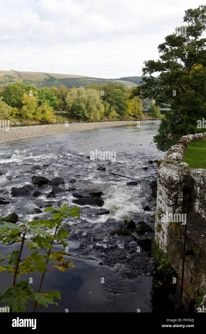 The River Tweed and the pedestrian suspension bridge at Melrose Abbey ...