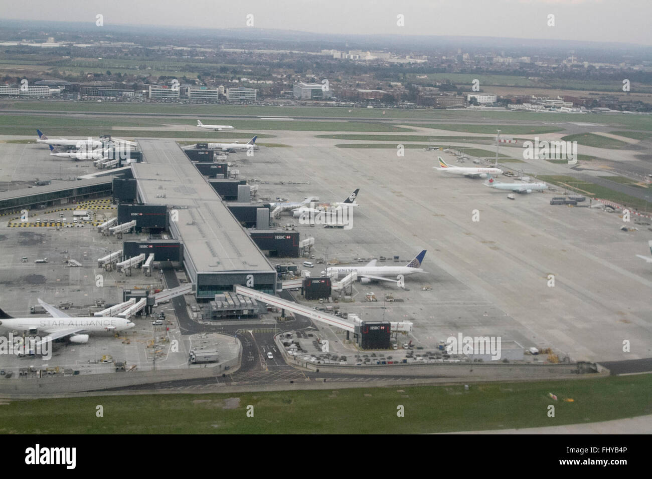Planes on runway heathrow airport hi-res stock photography and images ...