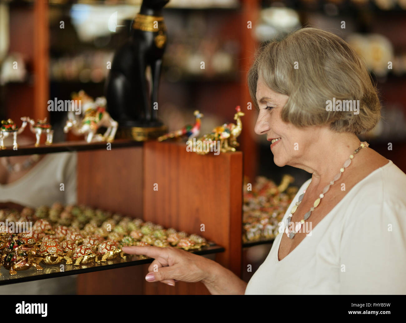 Single senior female tourist hi-res stock photography and images - Alamy