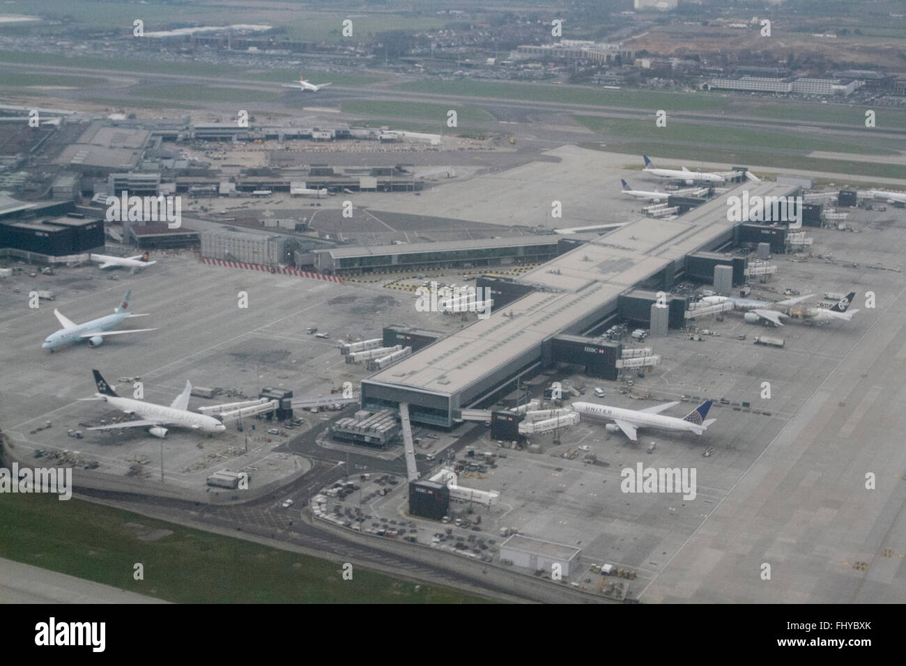 Planes on runway heathrow airport hi-res stock photography and images ...