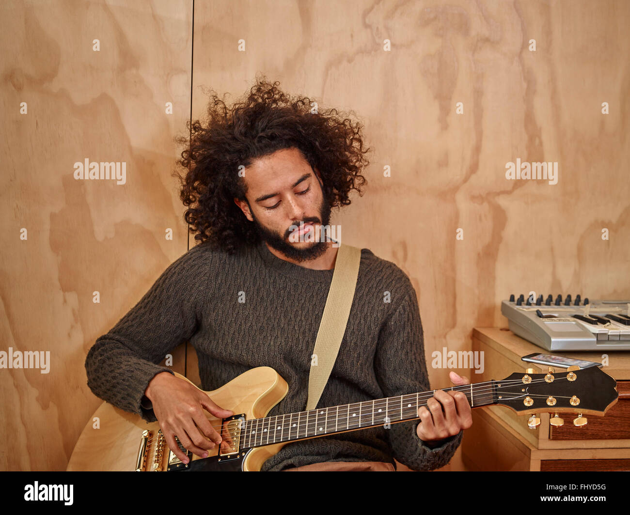 Playing electric guitar man indoor hi-res stock photography and images ...