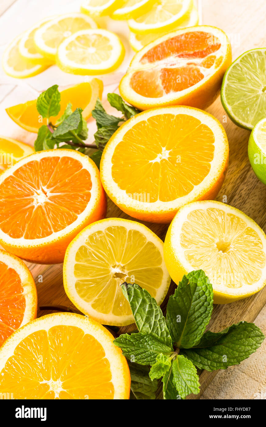 Variety of citrus fruit including lemons, lines, grapefruits and oranges Stock Photo - Alamy