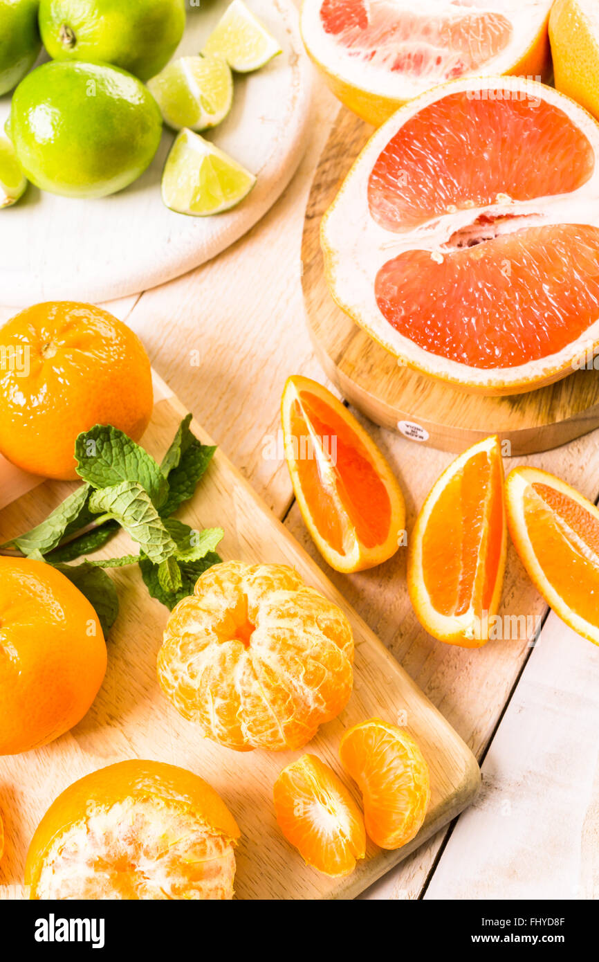 Variety of citrus fruit including lemons, lines, grapefruits and oranges Stock Photo - Alamy