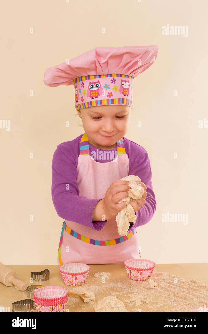 Cute little girl baking Stock Photo - Alamy