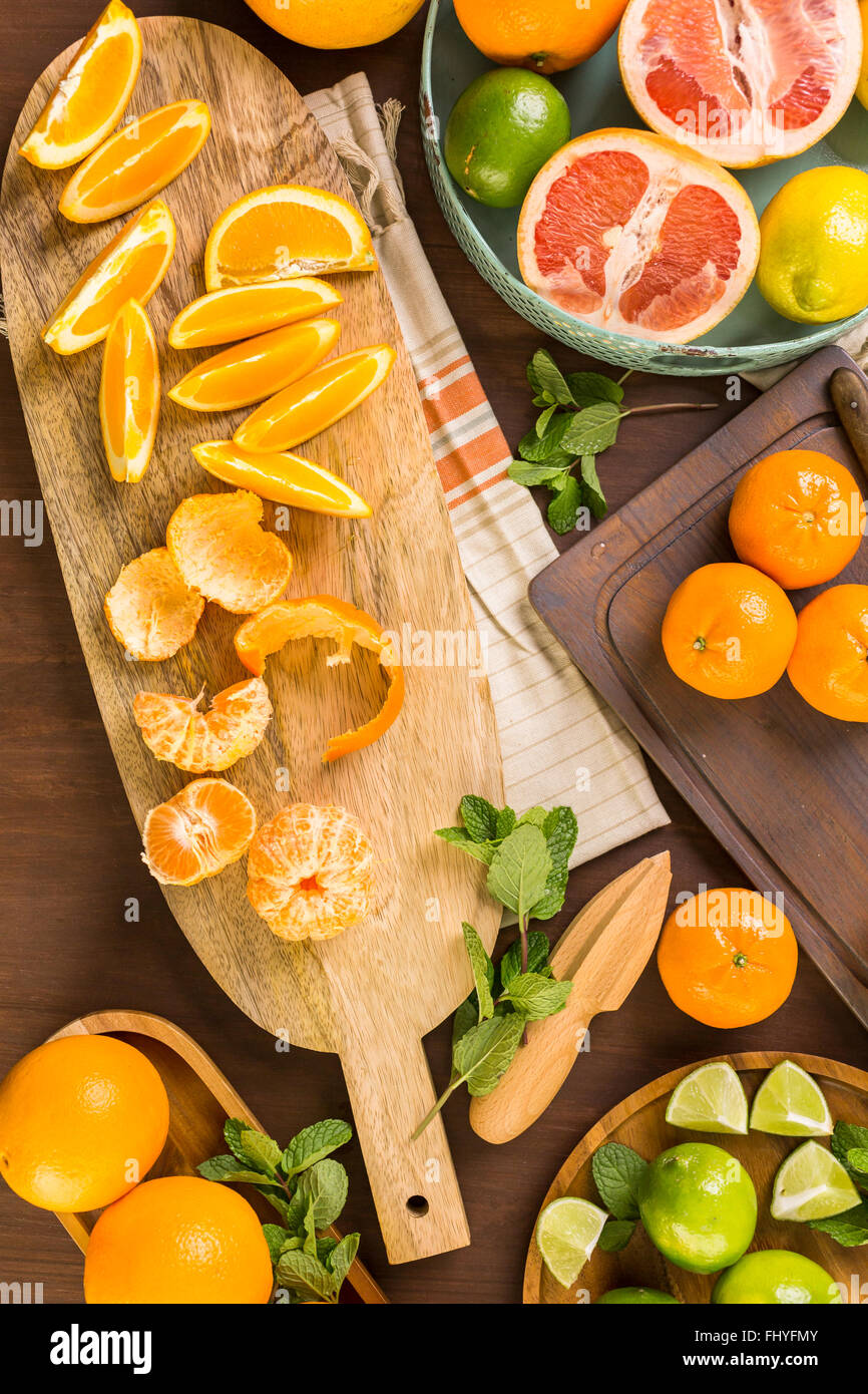 Variety of citrus fruit including lemons, lines, grapefruits and oranges Stock Photo - Alamy