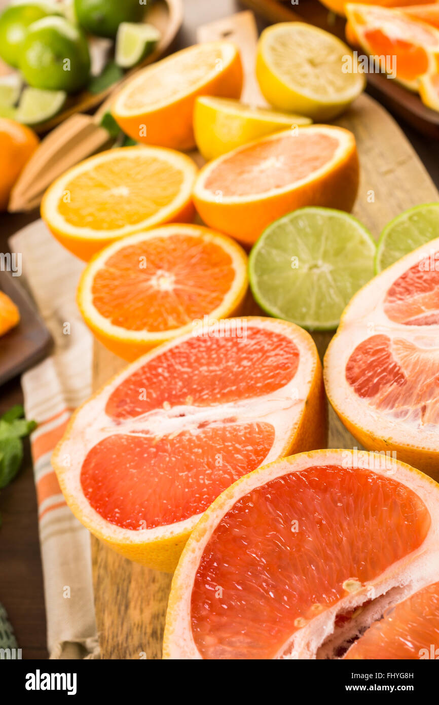 Variety of citrus fruit including lemons, lines, grapefruits and oranges Stock Photo - Alamy