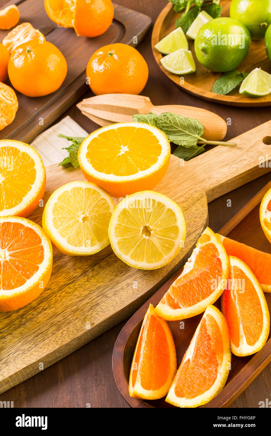Variety of citrus fruit including lemons, lines, grapefruits and oranges Stock Photo - Alamy